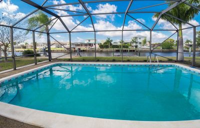 Expert Pool Cage Cleaning for Sparkling, Clean Outdoor Spaces